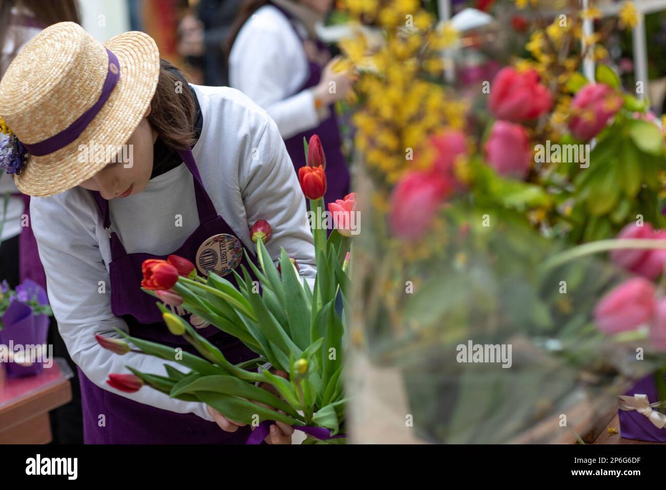 Collects a bouquet hi-res stock photography and images - Alamy