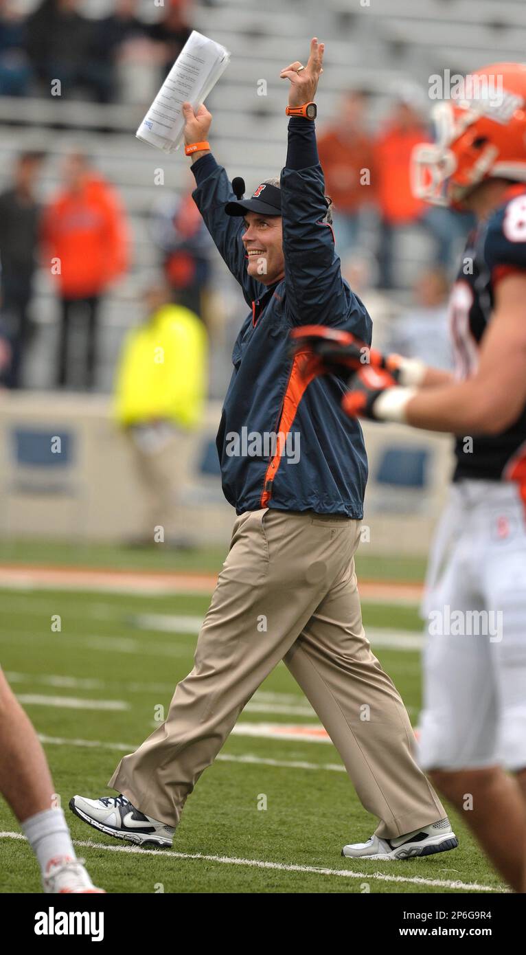 Illinois head coach Tim Beckman reacts from the sideline during their ...