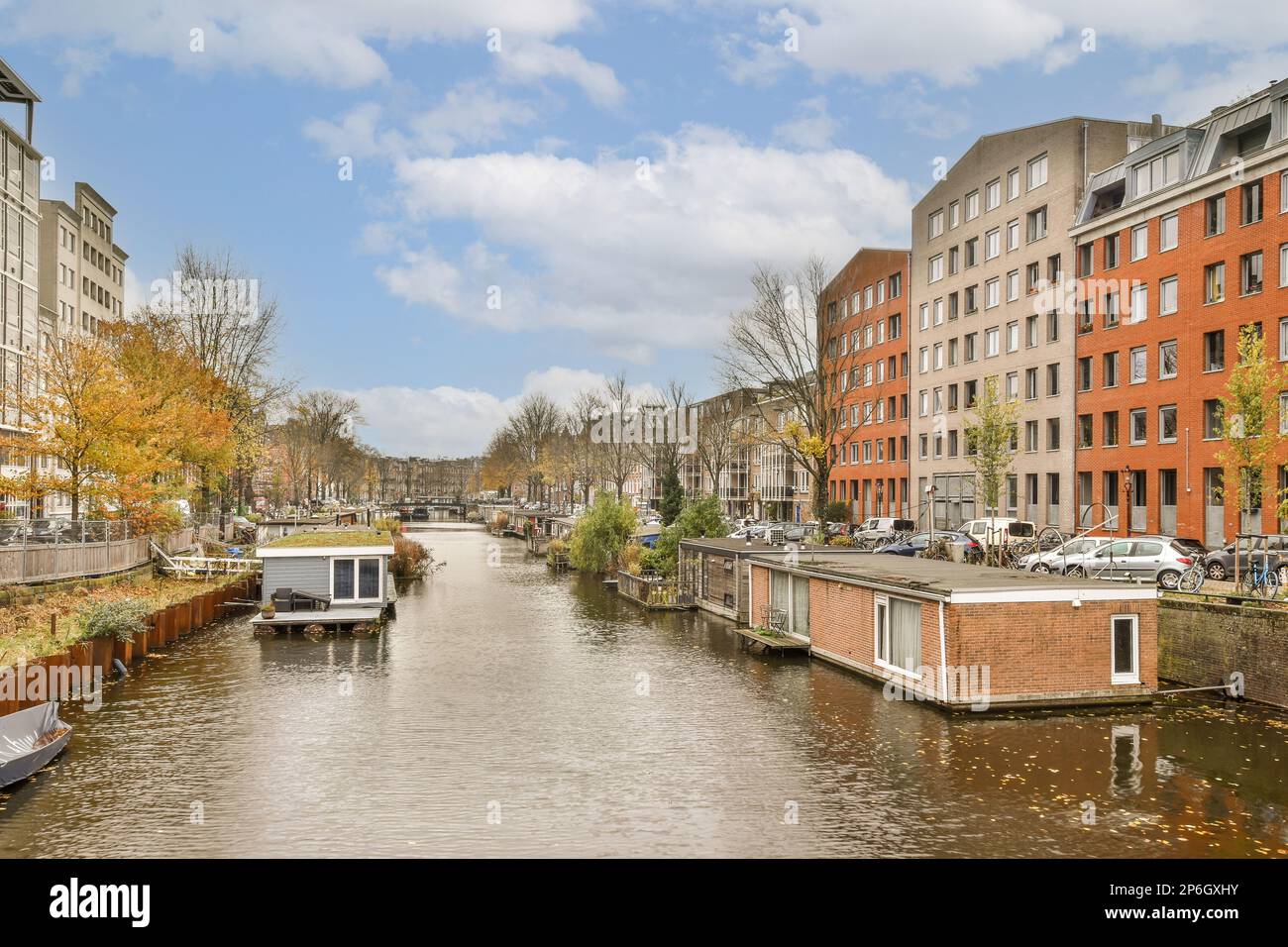 some buildings and boats on the water in an urban area that looks like ...