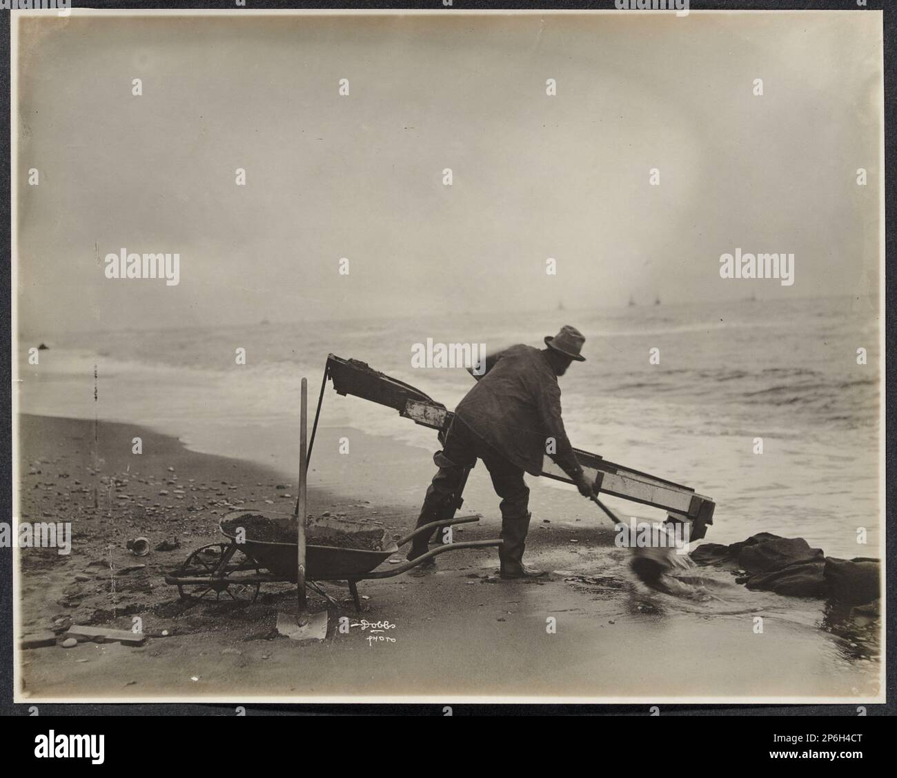 Beverly Bennett Dobbs, Cleaning on the Beach, 1903–6, gelatin silver ...