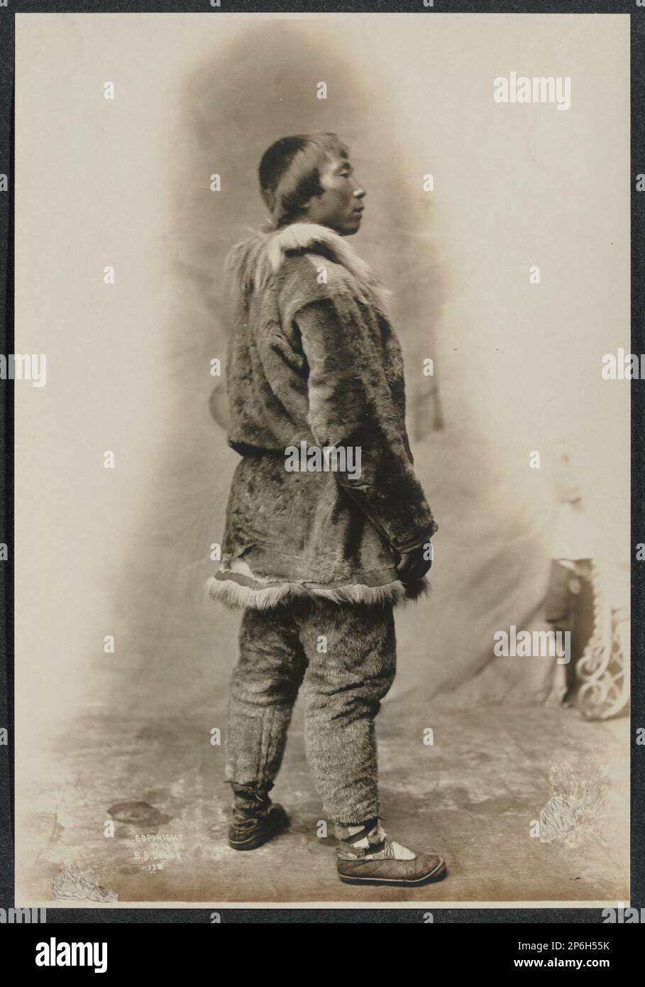 Inuit people arctic attire hi-res stock photography and images - Alamy