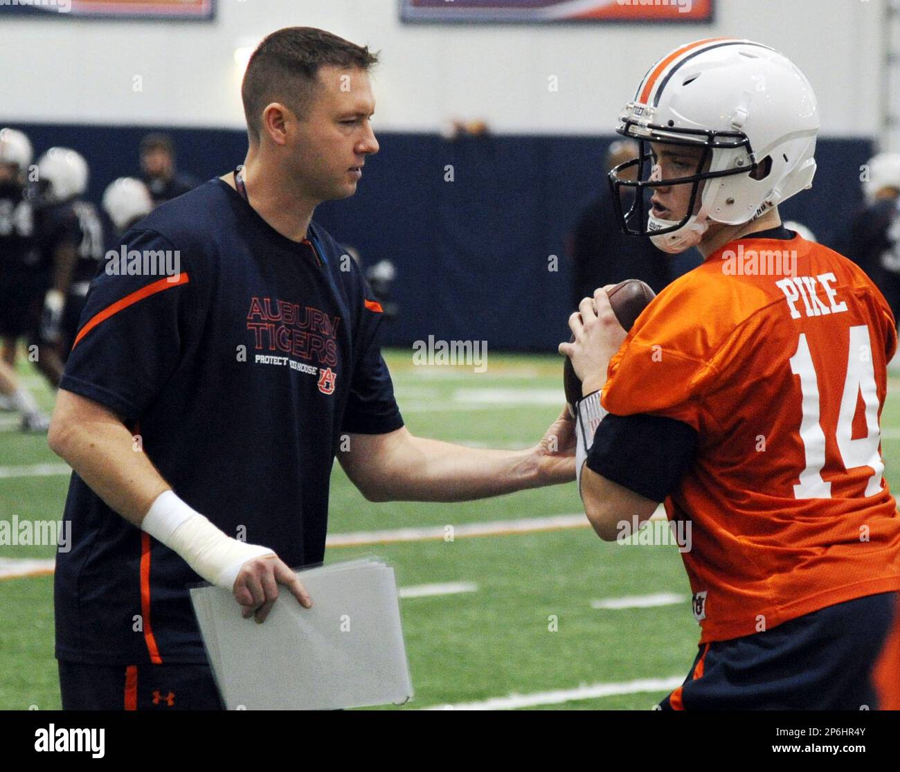 Auburn offensive coordinator Scot Leoffler works with quarterback Zeke ...