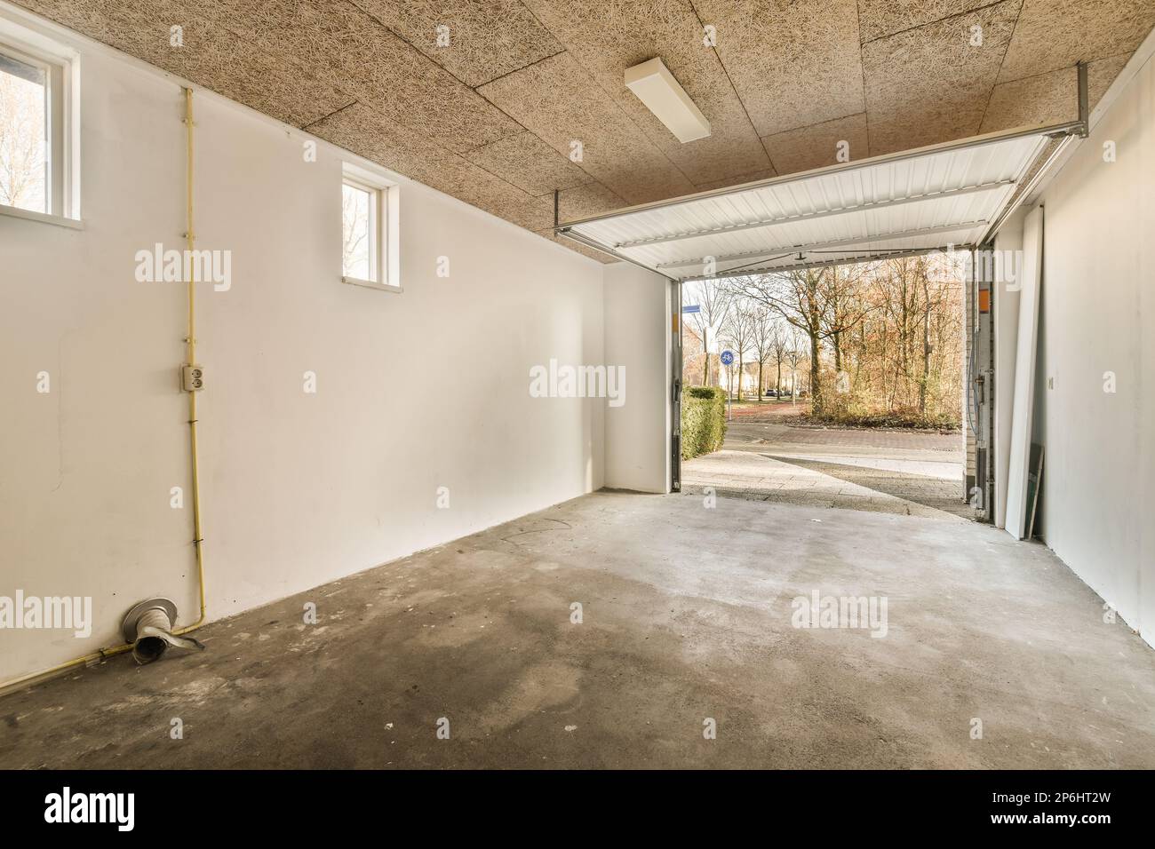 the inside of an empty room with no people or objects to be seen in ...