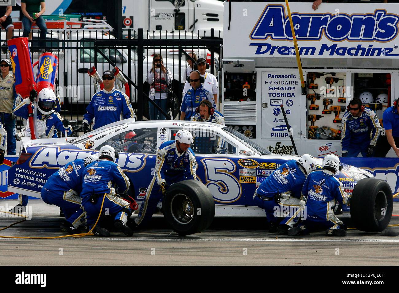 Mark Martin (55) pit stop during Sunday's NASCAR Kobalt Tools 400 auto ...