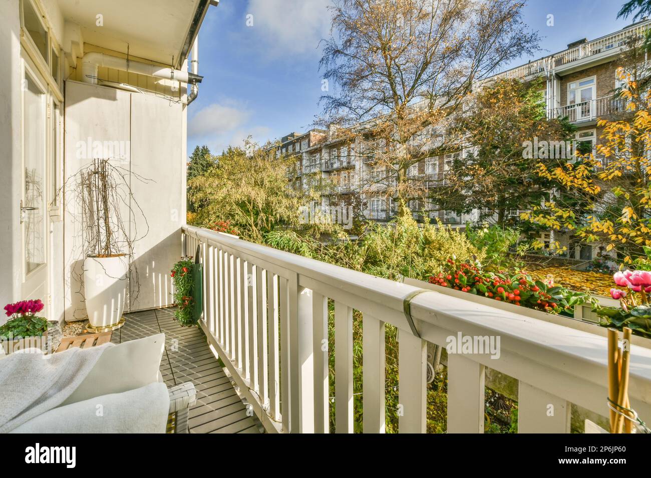 Picket railings hi-res stock photography and images - Alamy