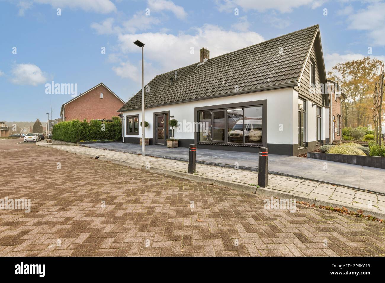 Suburban neighborhood driveways hi-res stock photography and images - Alamy