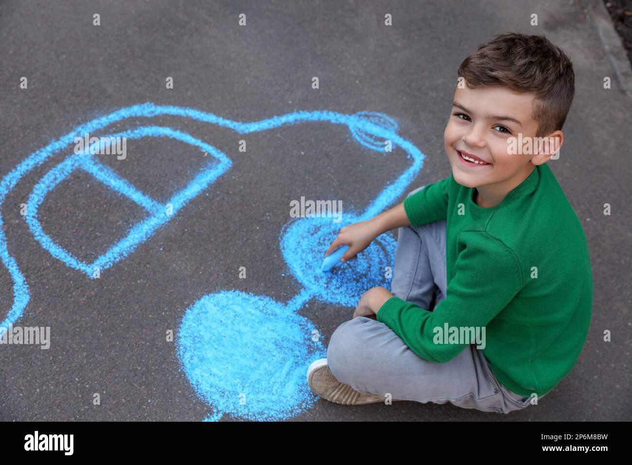 Child drawing car with chalk on asphalt Stock Photo - Alamy