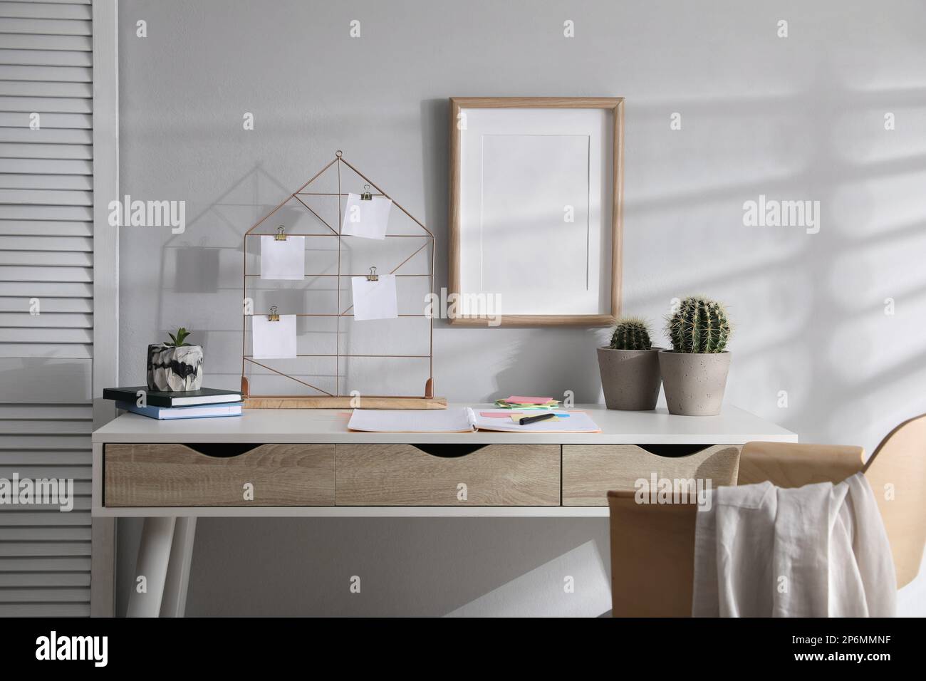 Memo board with notes on table in home office Stock Photo - Alamy