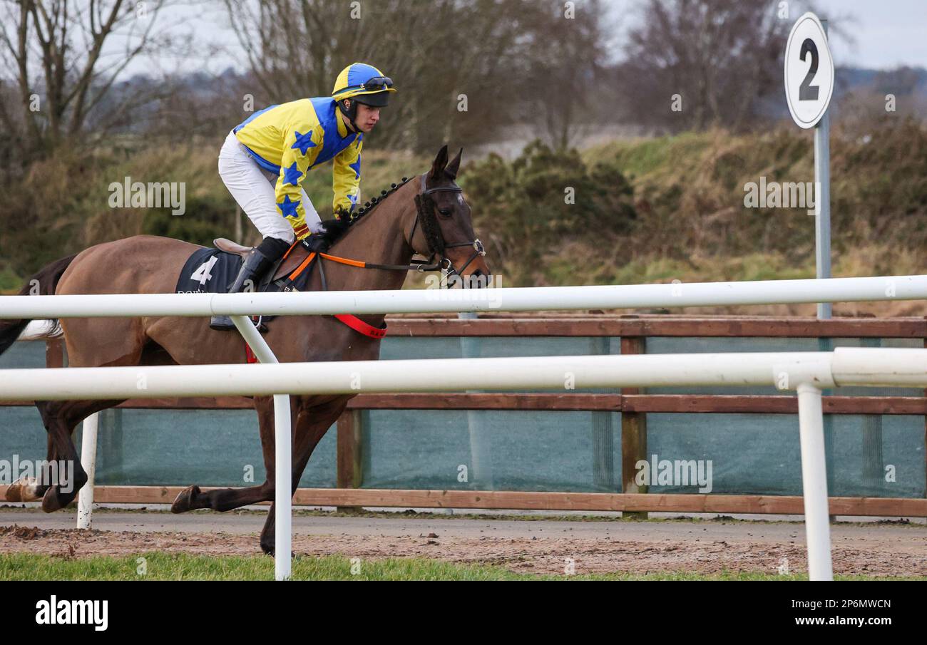 Finnians row national hunt racing hi-res stock photography and images ...