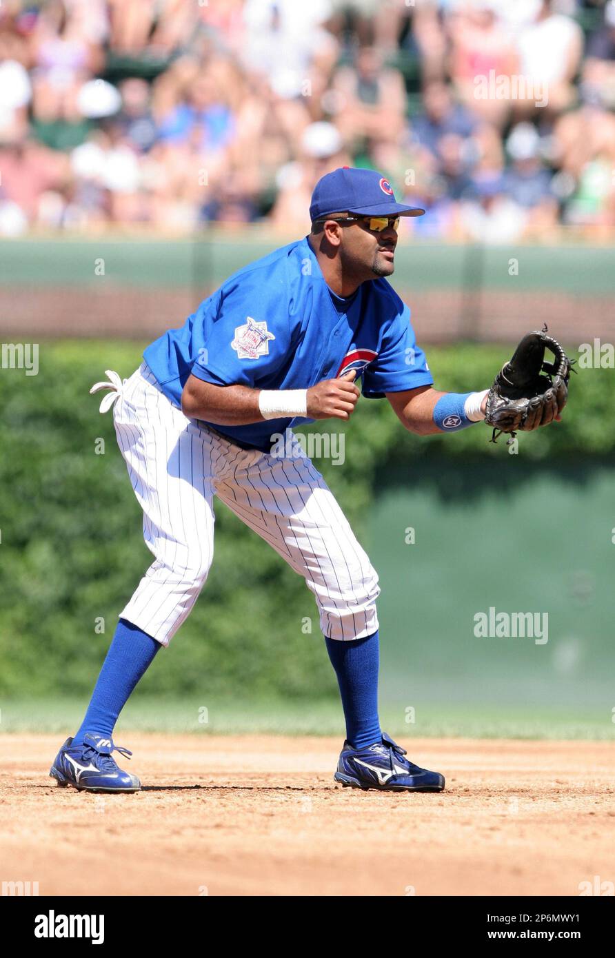 Chicago Cubs second baseman Neifi Perez during a game against the New ...