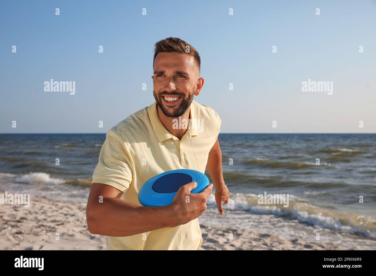 Man throwing frisbee beach hi-res stock photography and images - Alamy