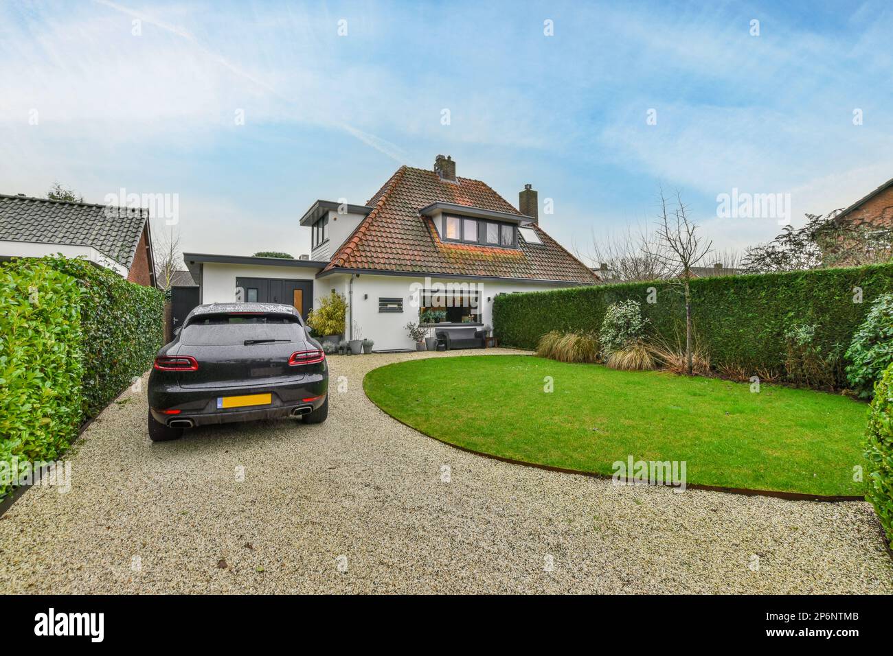 Car driveway house hi-res stock photography and images - Alamy