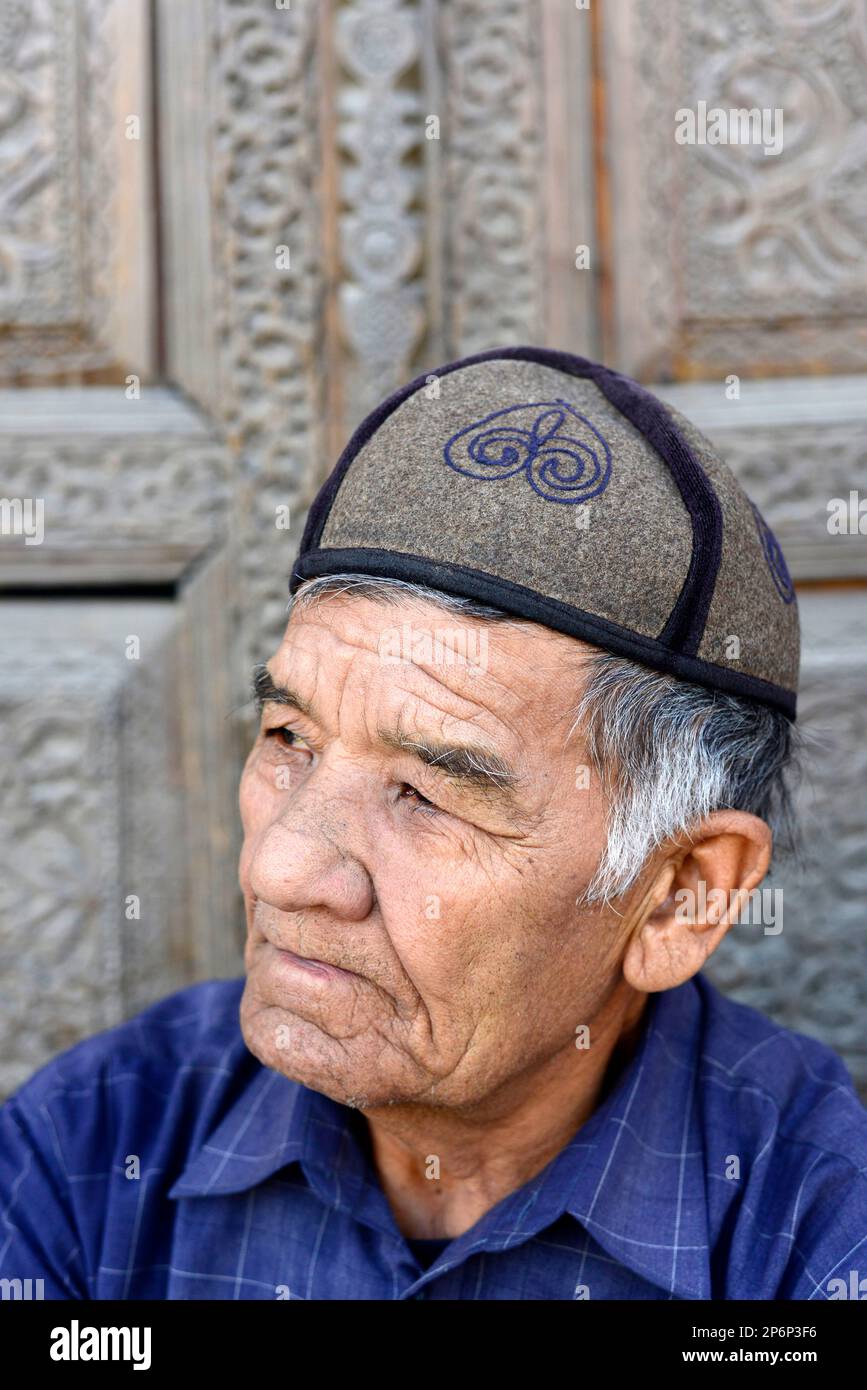 Uzbek men sitting outside a shop in Bukhara, Uzbekistan Stock Photo - Alamy