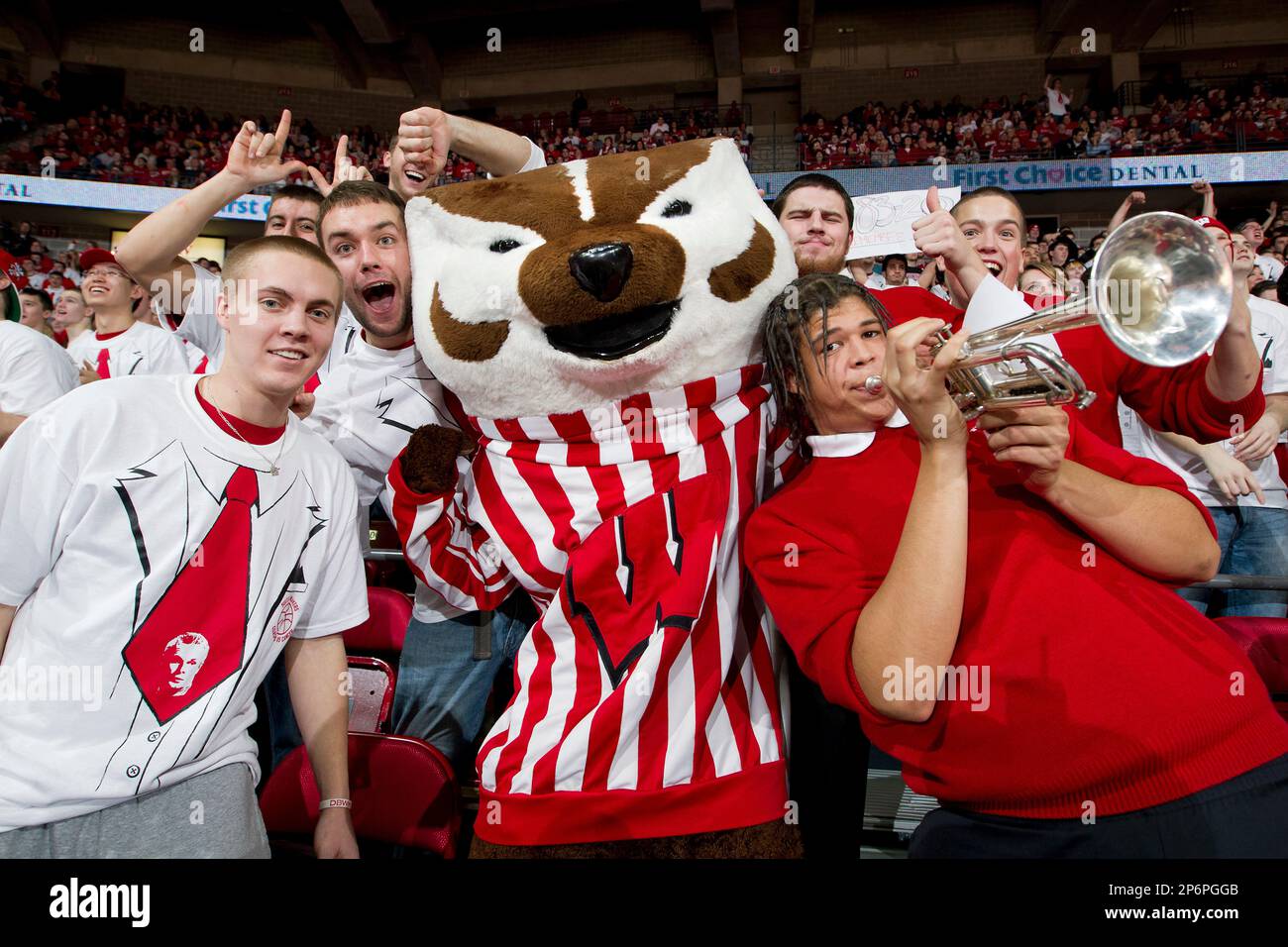 Wisconsin Badgers fans cheer with mascot Bucky Badger during a Big Ten ...