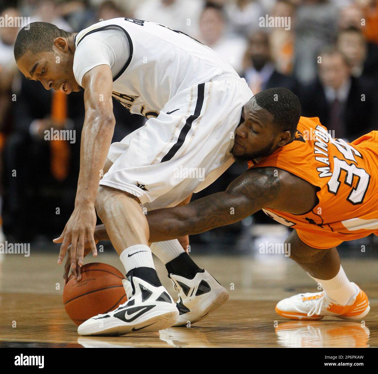Tennessee forward Jeronne Maymon (34) tries to knock the ball away from ...