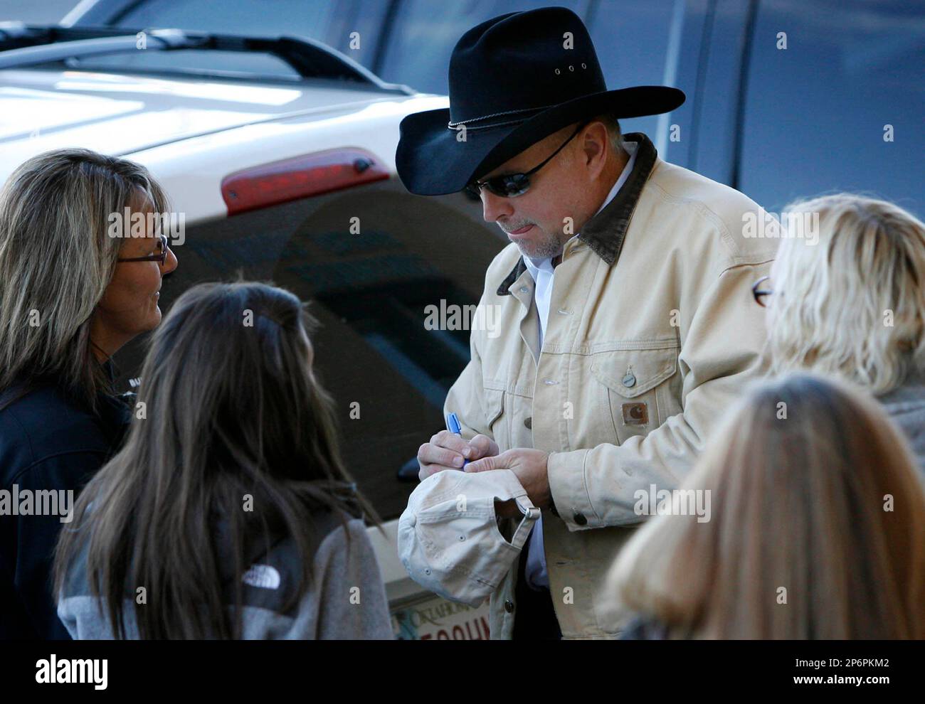 Garth Brooks signs autographs before a civil trial at the Rogers County ...
