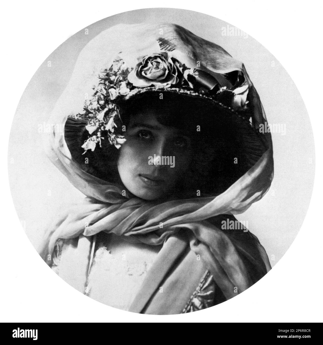 1895 , FRANCE : The celebrated singer and dancer of parisian Belle ...