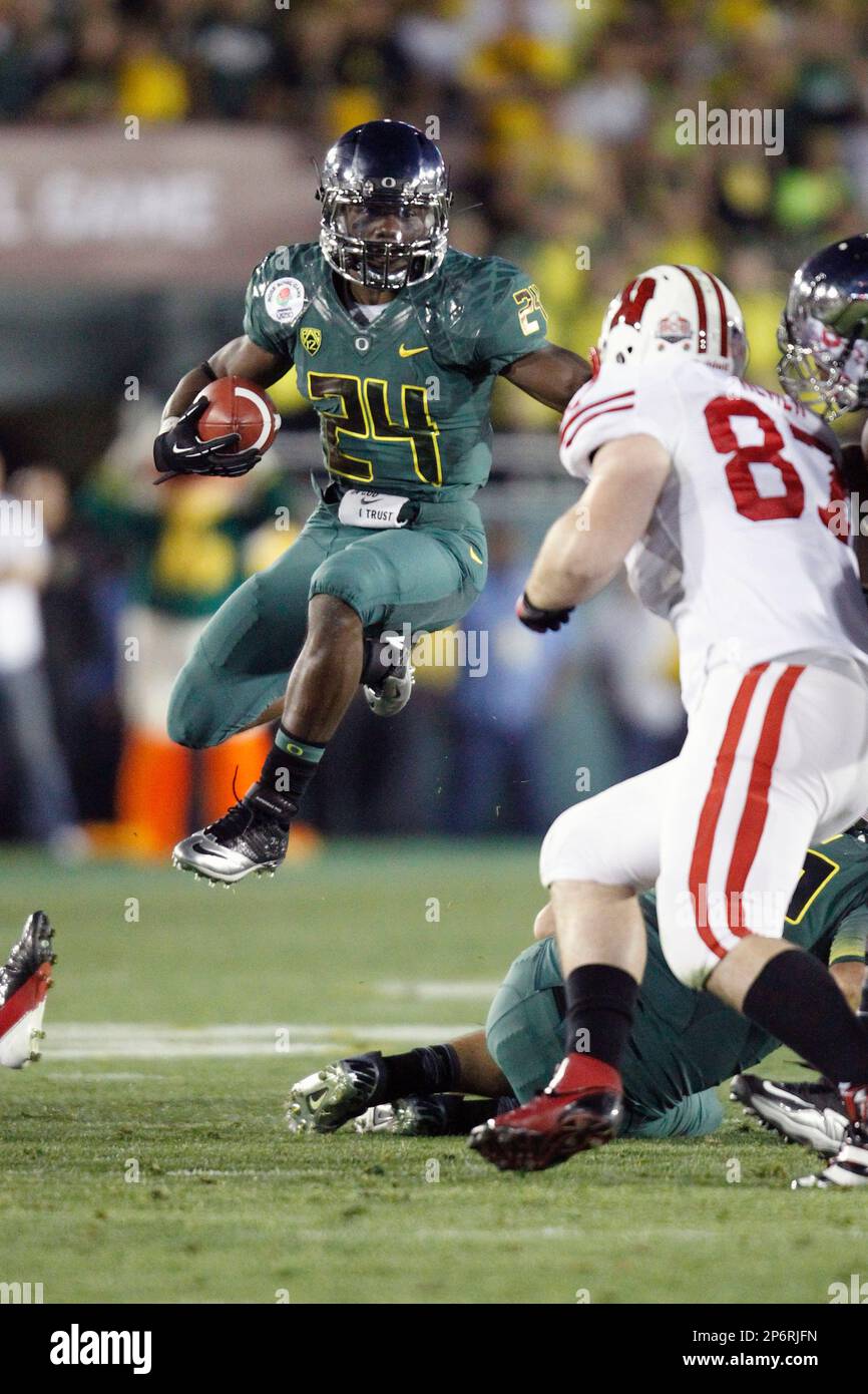 Oregon Ducks running back Kenjon Barner #24 rush for 4 yards and a 1st ...