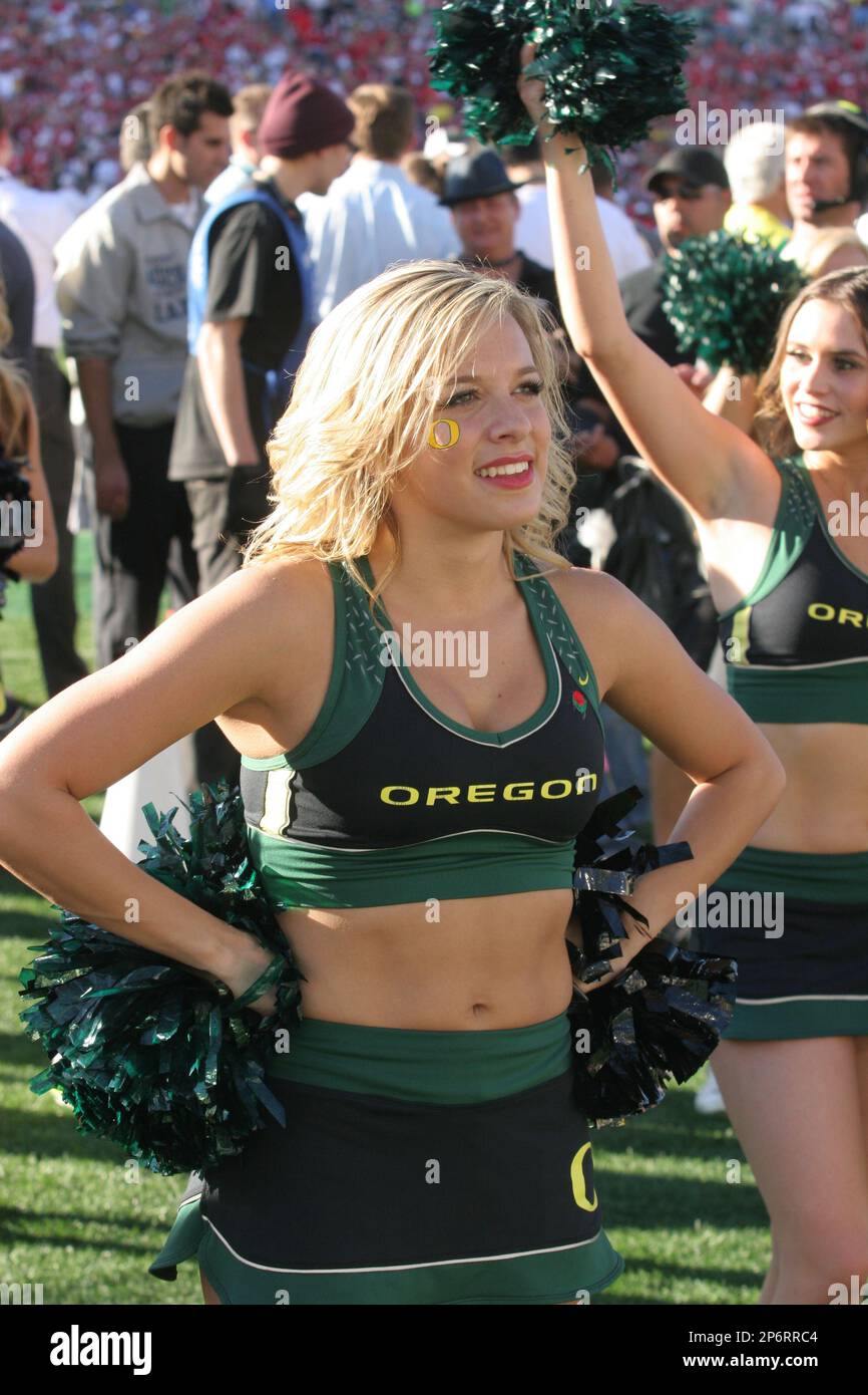 A look at the Oregon Cheerleaders before the game. The Wisconsin ...