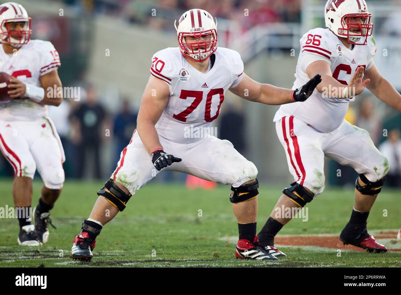 Wisconsin Badgers offensive lineman Kevin Zeitler (70) and Peter Konz ...