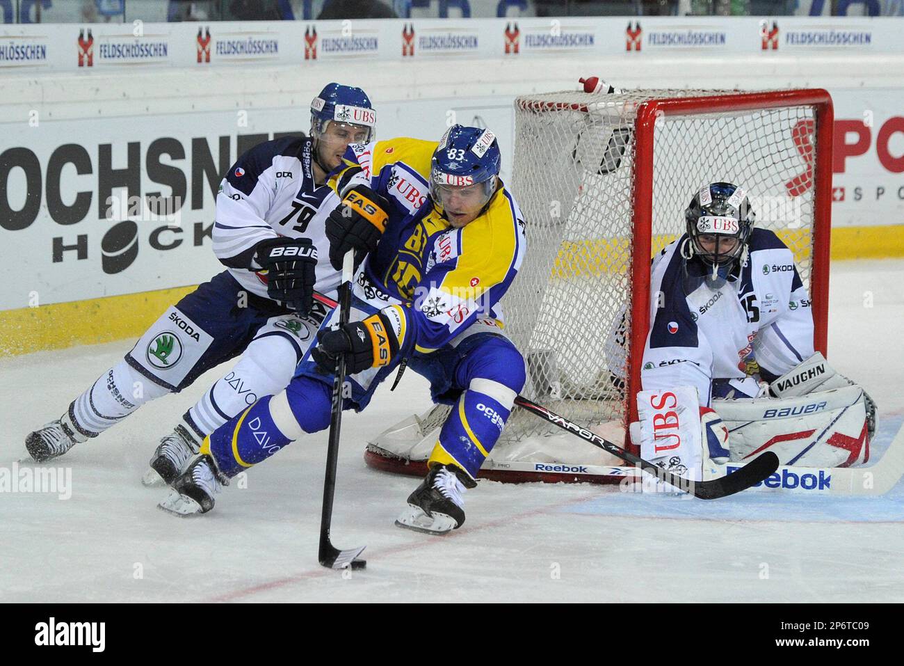 Davos Reto von Arx, center, and Vitkovice's Tomas Kana, left, and ...