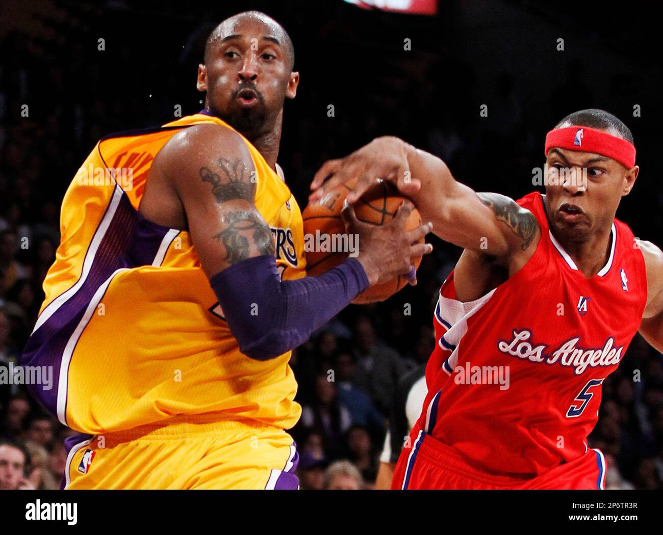 Los Angeles Clippers' Caron Butler, right, attempts to knock the ball ...
