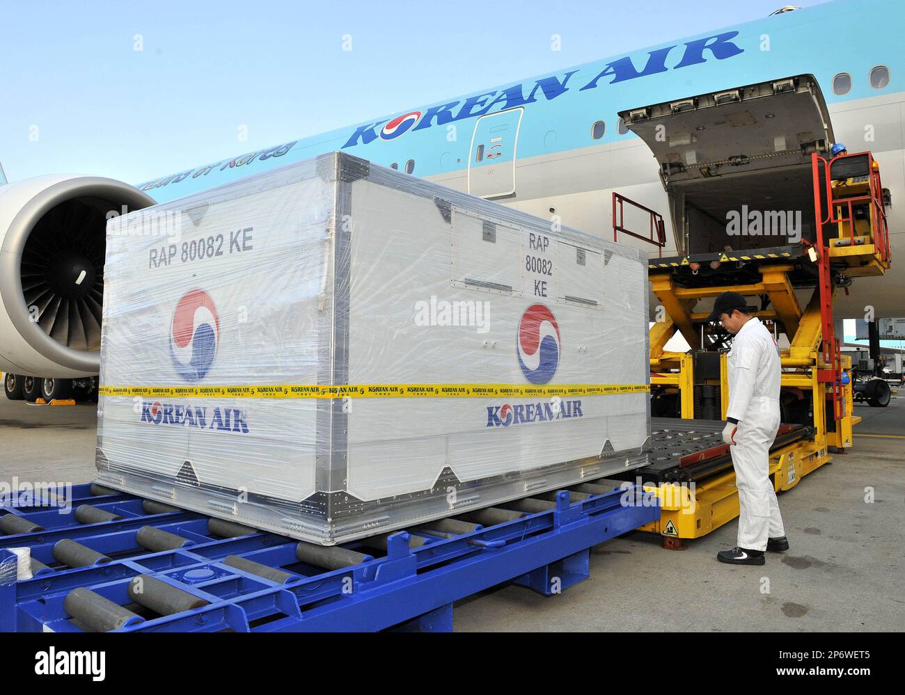 South Korean workers unload a cargo containing Korea's ancient royal ...