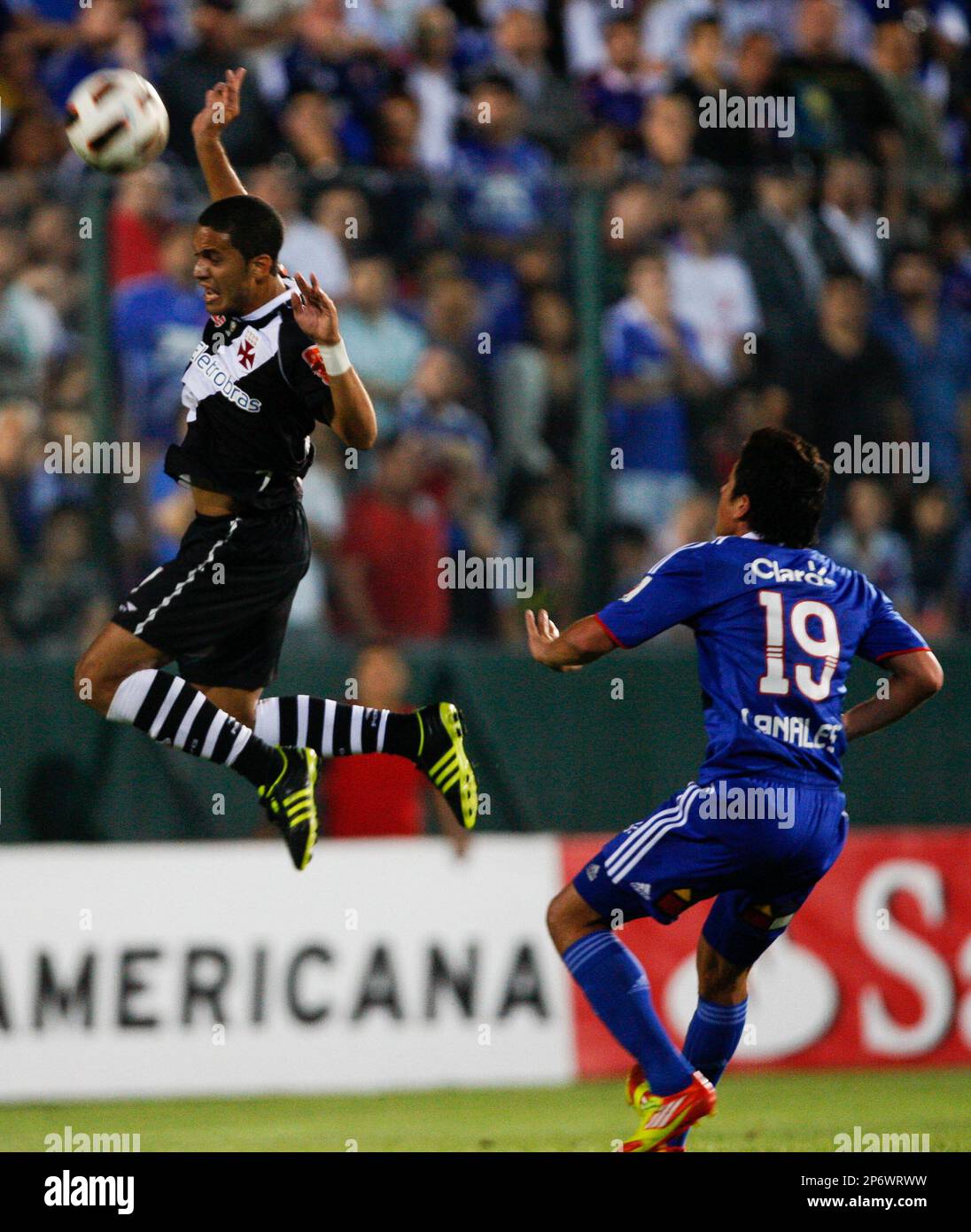 Brazil's Vasco da Gama's Eder, left, and Chile's Universidad de Chile's ...