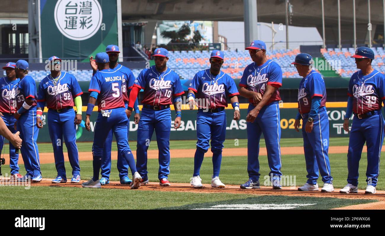 Cuban players line ahead of the Classic Pool Play G1 of the World ...