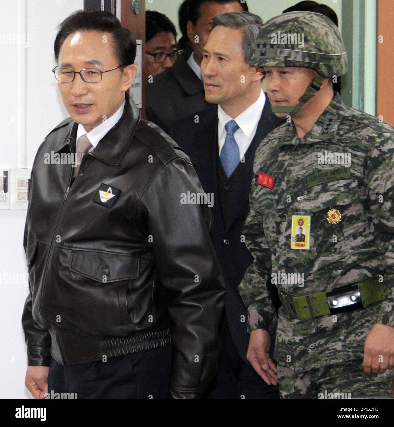 South Korean President Lee Myung-bak, left, and Defense Minister Kim ...