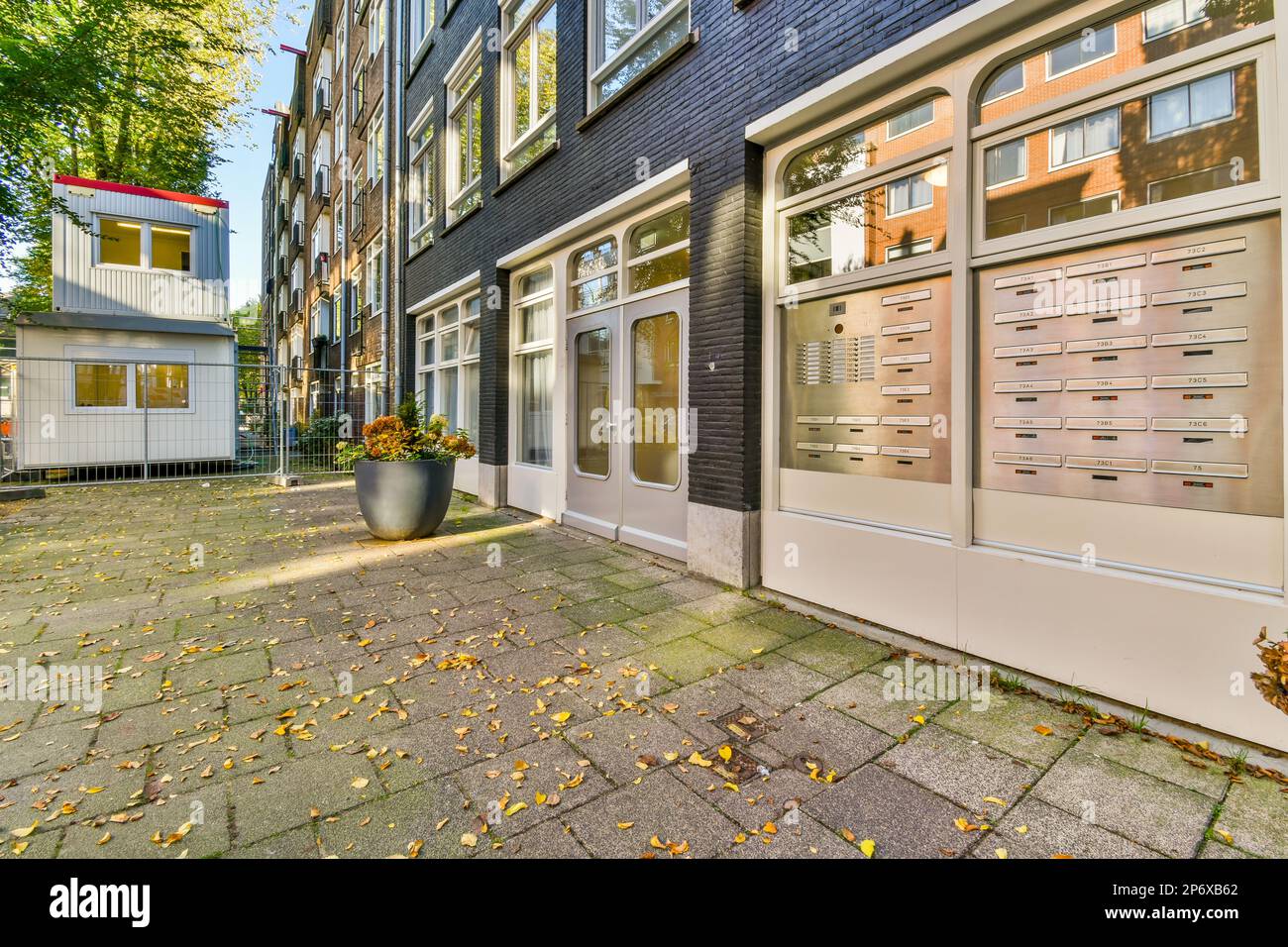 Office exterior ground level hi-res stock photography and images - Alamy