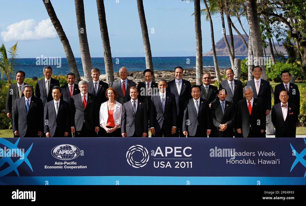 APEC leaders pose for the official photo during the Asia-Pacific ...