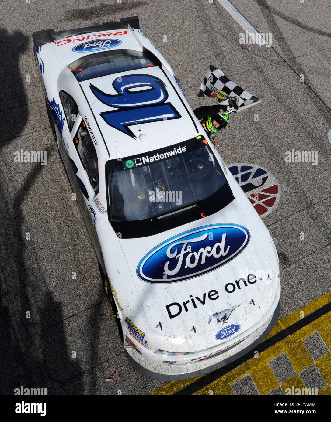 The checkered flag is tossed to Trevor Bayne (16) after he won the ...
