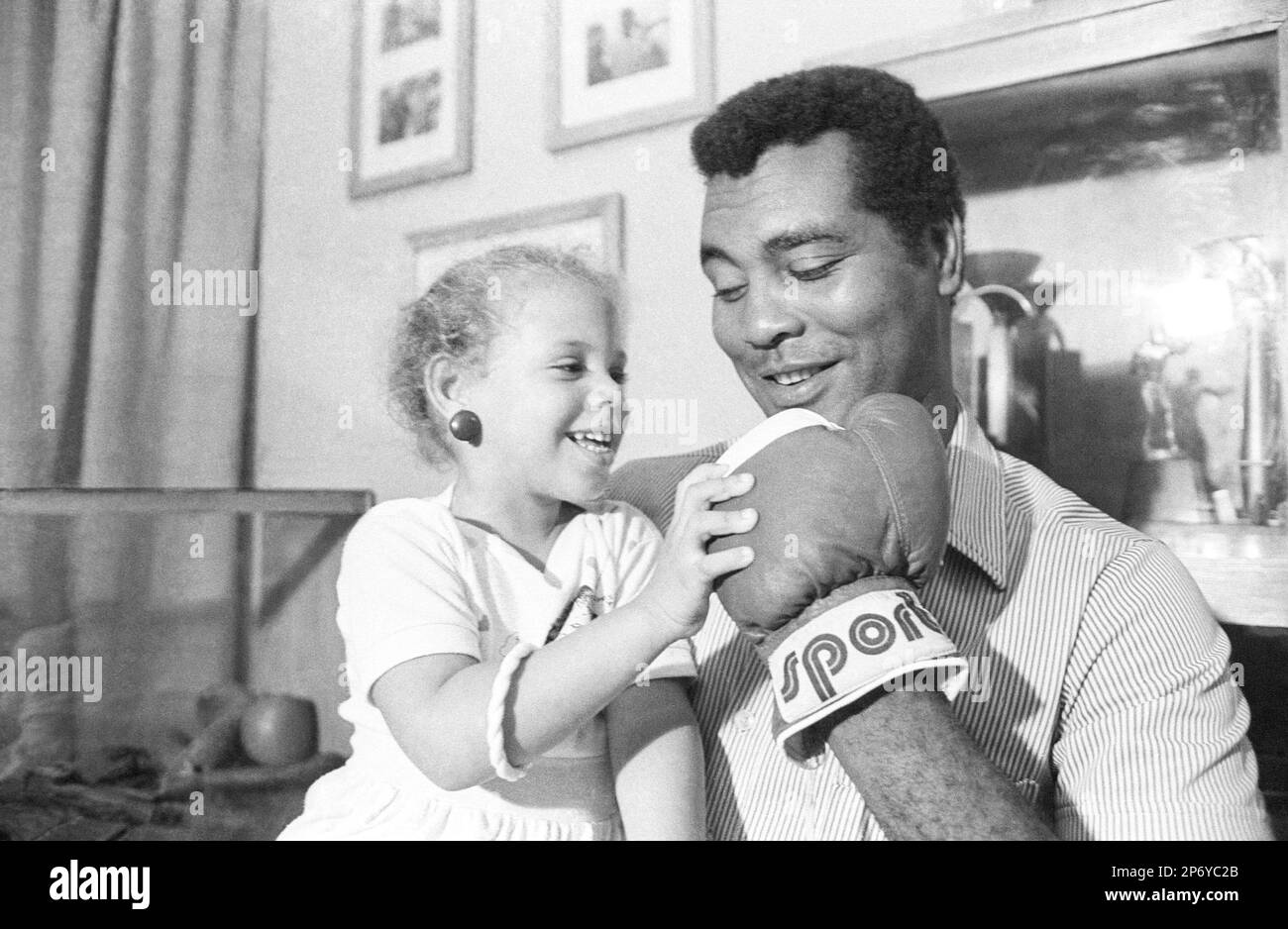 Cuban boxer Teofilo Stevenson, right, poses for pictures with his ...
