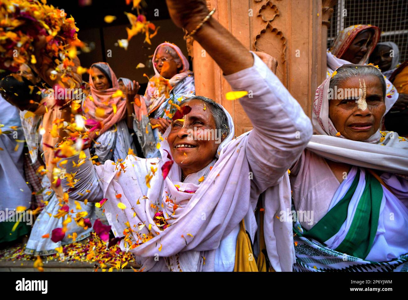 Vrindavan, India. 06th Mar, 2023. Indian Widows throw colorful powders ...