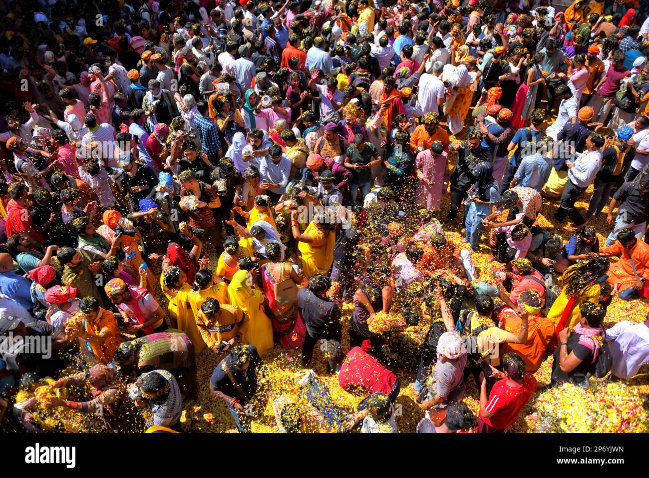 Vrindavan, India. 06th Mar, 2023. Indian Widows throw colorful powders ...