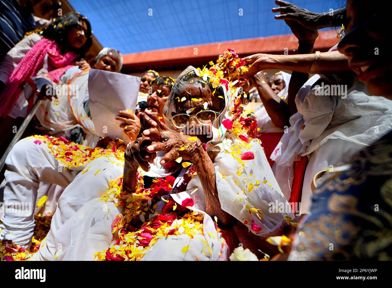 Vrindavan, India. 06th Mar, 2023. Indian Widows throw colorful flower ...