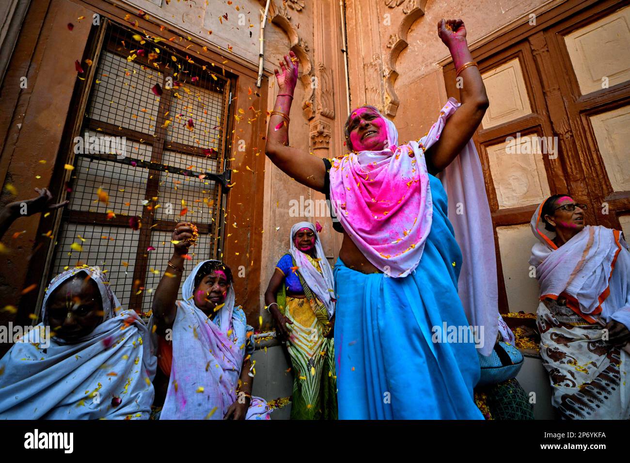 Vrindavan, India. 06th Mar, 2023. Indian Widows throw colorful powders ...