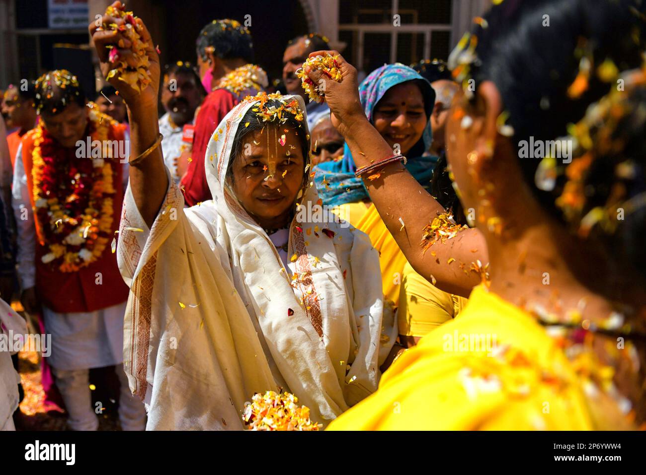 Vrindavan, India. 06th Mar, 2023. Indian Widows throw colorful flower ...
