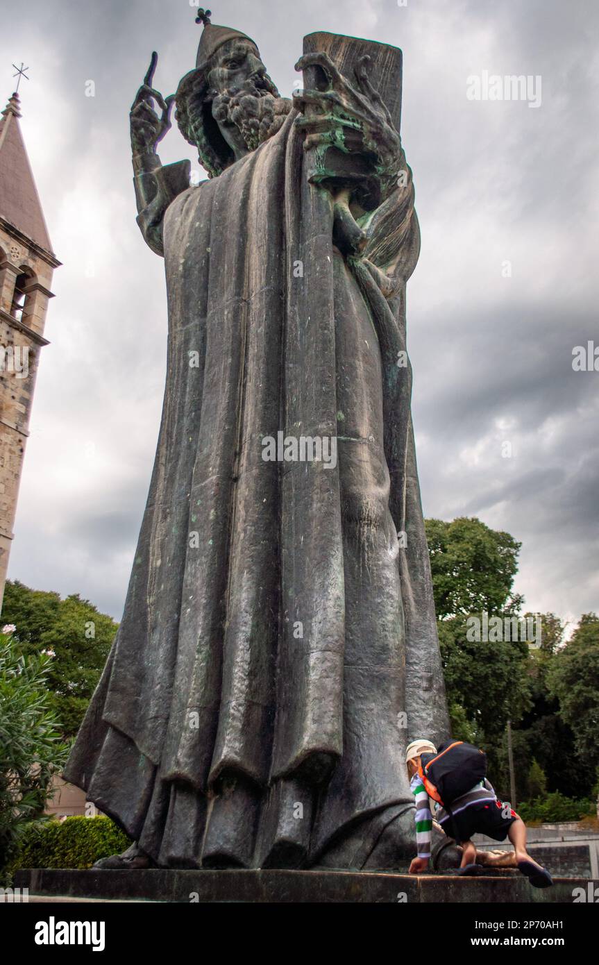 Split croatia statue hi-res stock photography and images - Alamy