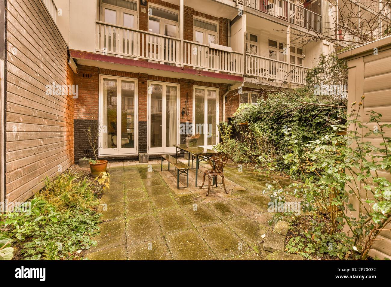 Showing house in suburban hi-res stock photography and images - Alamy