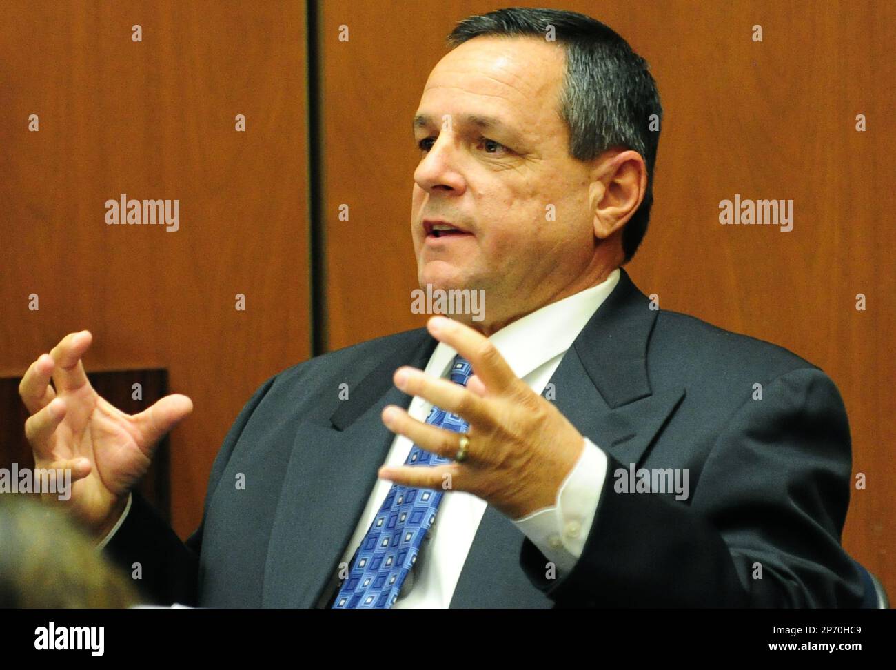 Los Angeles Police Department Det. Scott Smith testifies while being ...