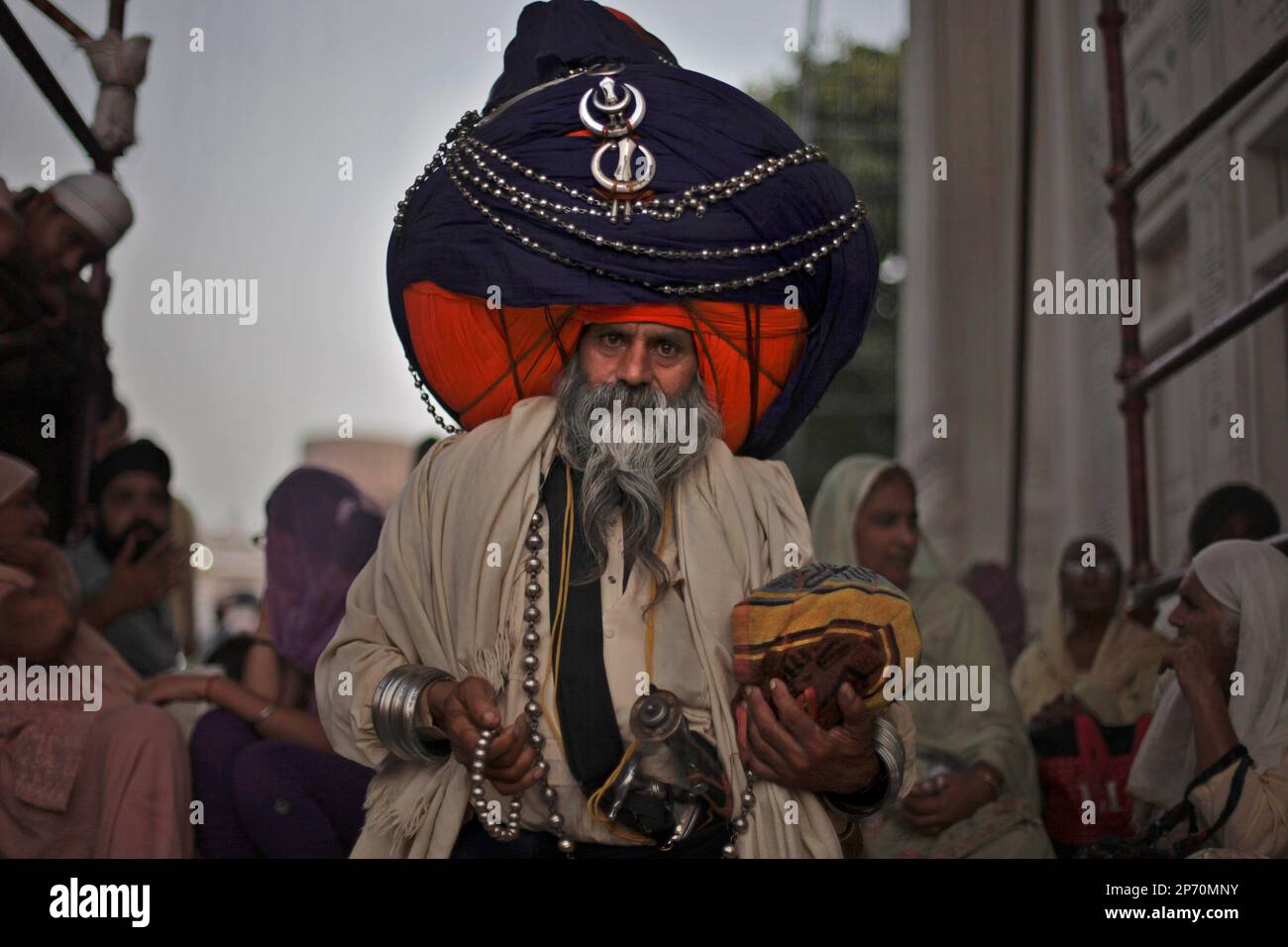 An elderly Sikh "Nihang" or warrior, arrives at the Golden Temple, Sikh ...