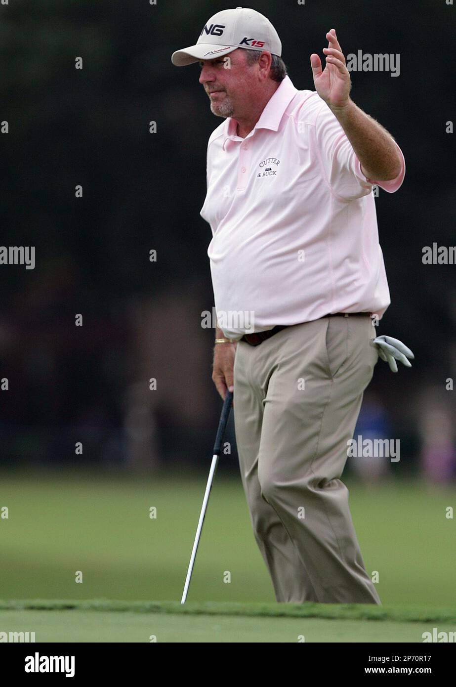 Mark Calcavecchia acknowledges the gallery after putting on the third ...