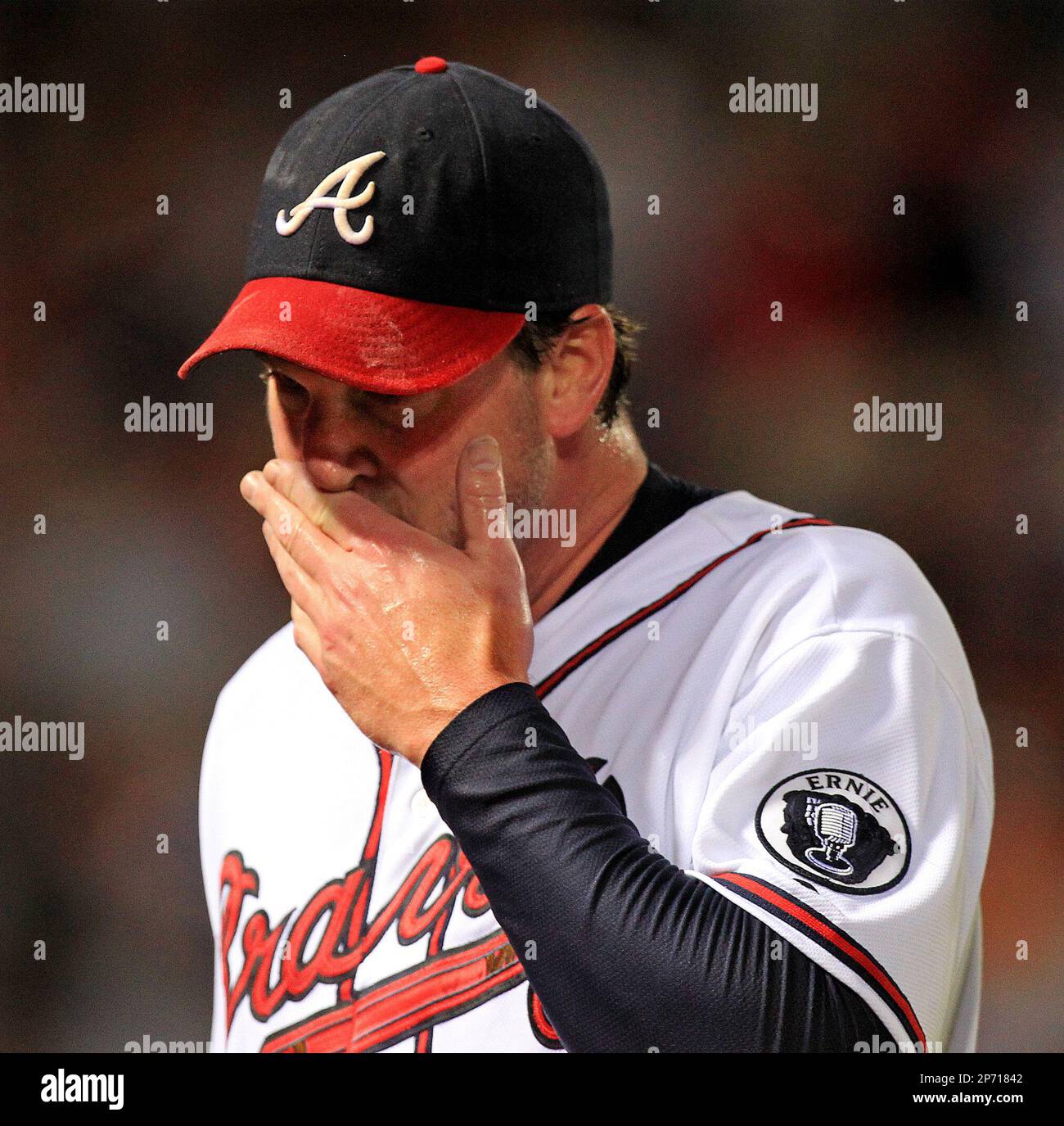 Atlanta Braves pitcher Derek Lowe walks off the field after giving up ...