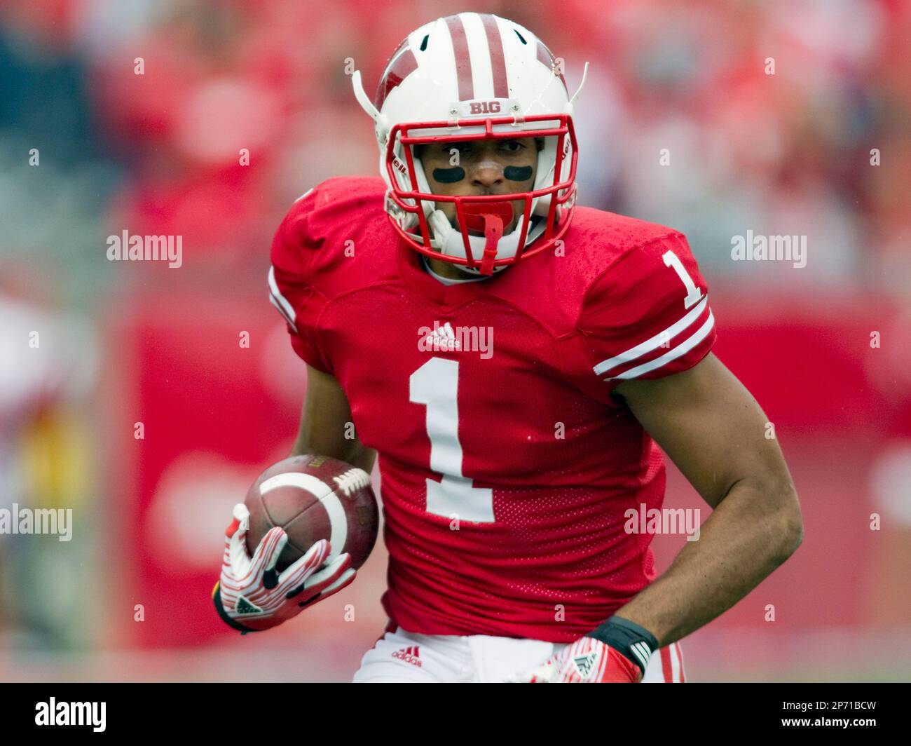 Wisconsin Badgers wide receiver Nick Toon (1) carries the ball during ...