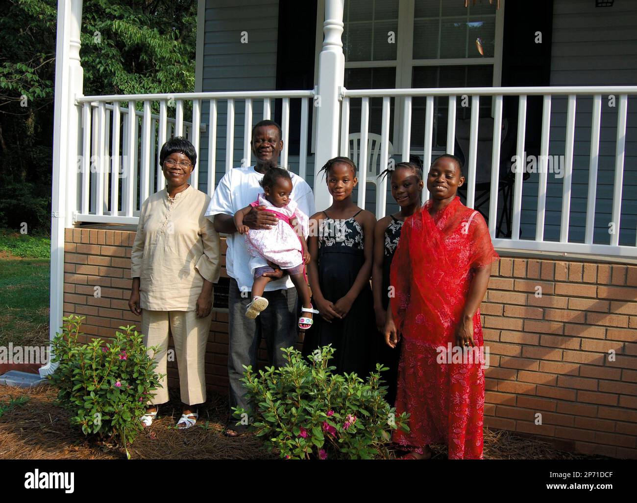 In this undated photo, the Thompson family poses, from left, Ruth ...