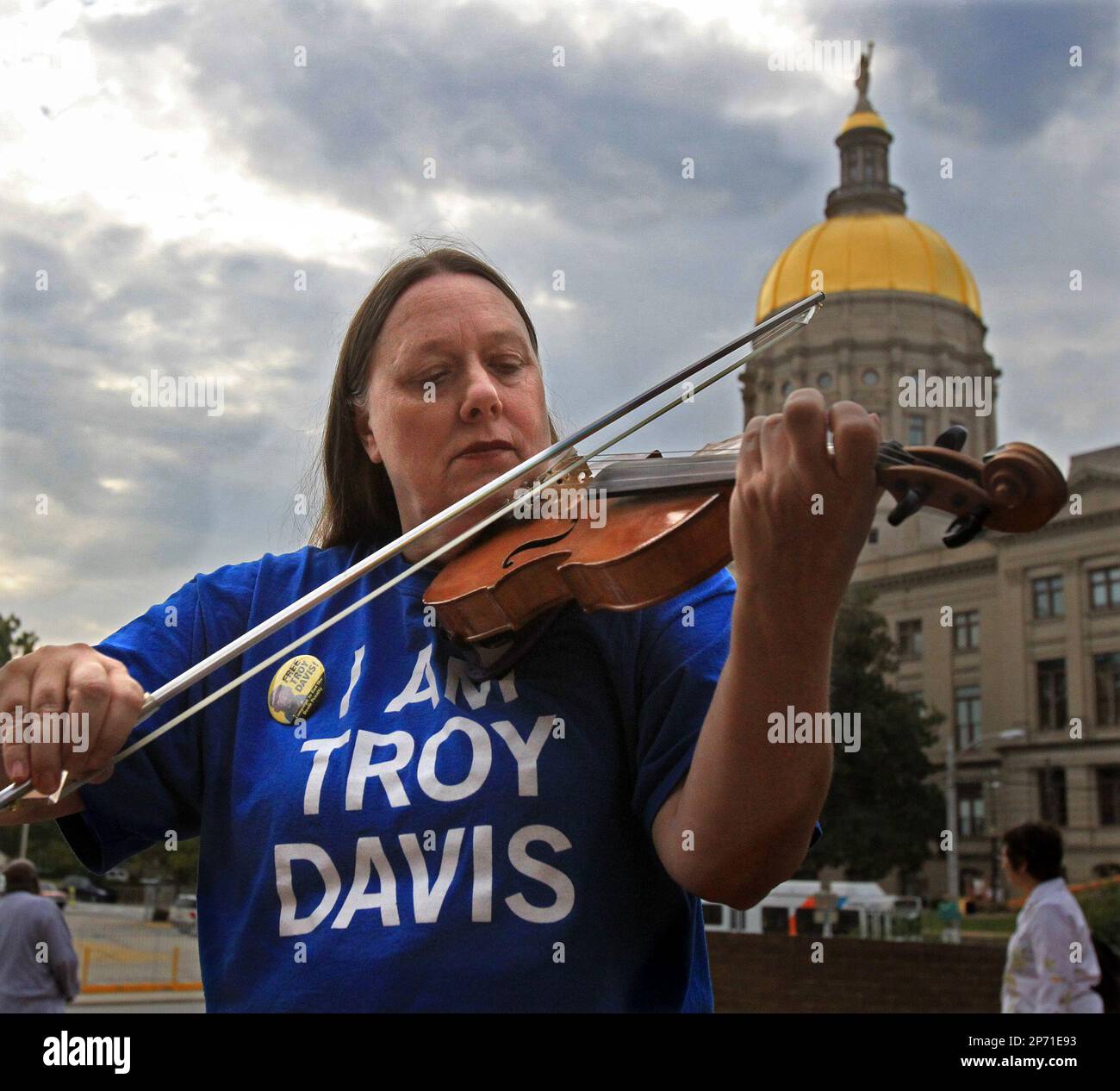 With time running out Gail Crouch, Woodstock, plays a fiddle as ...