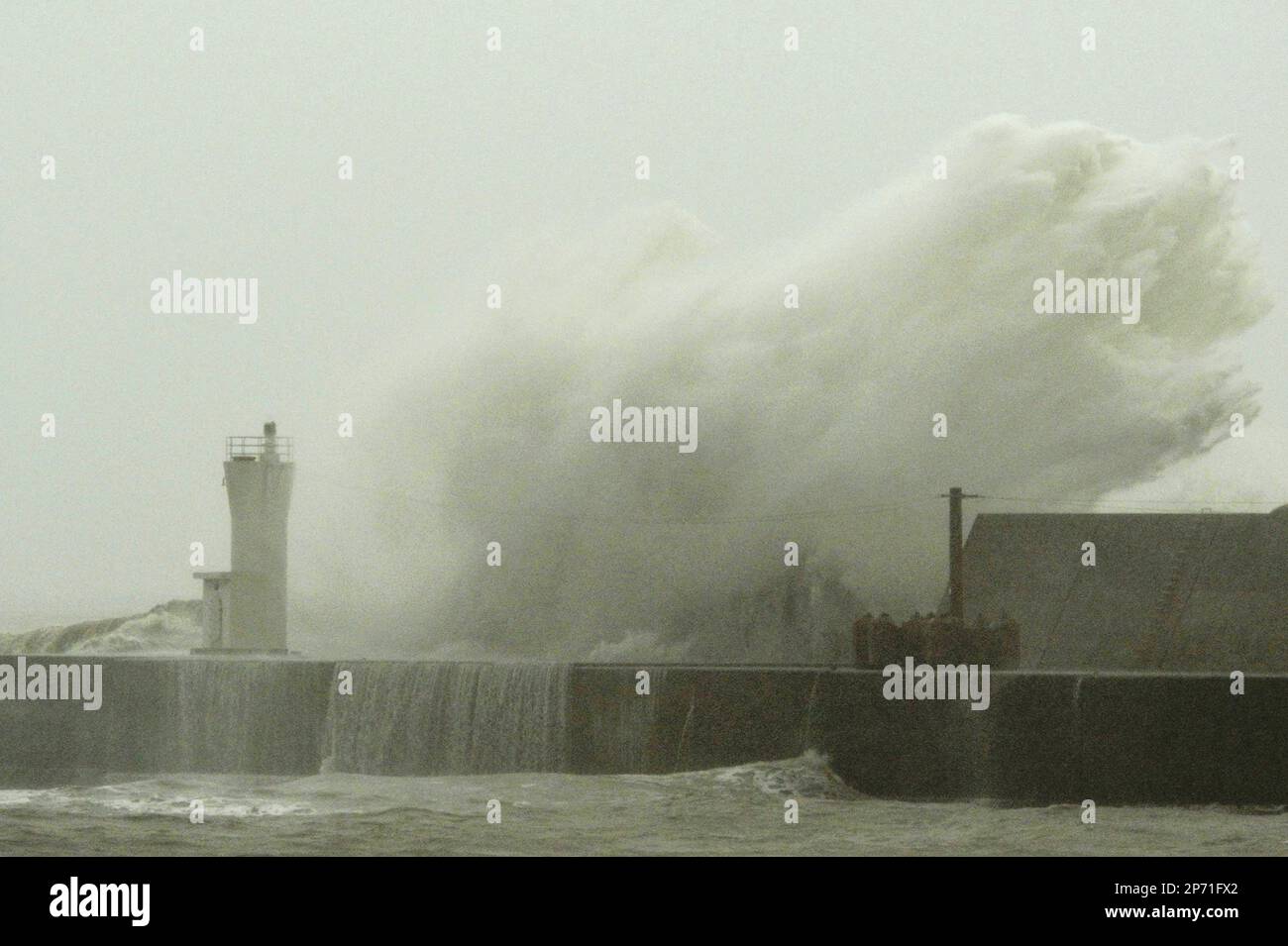 Heaving waves caused by Typhoon No. 15. are seen in Suruga Ward ...