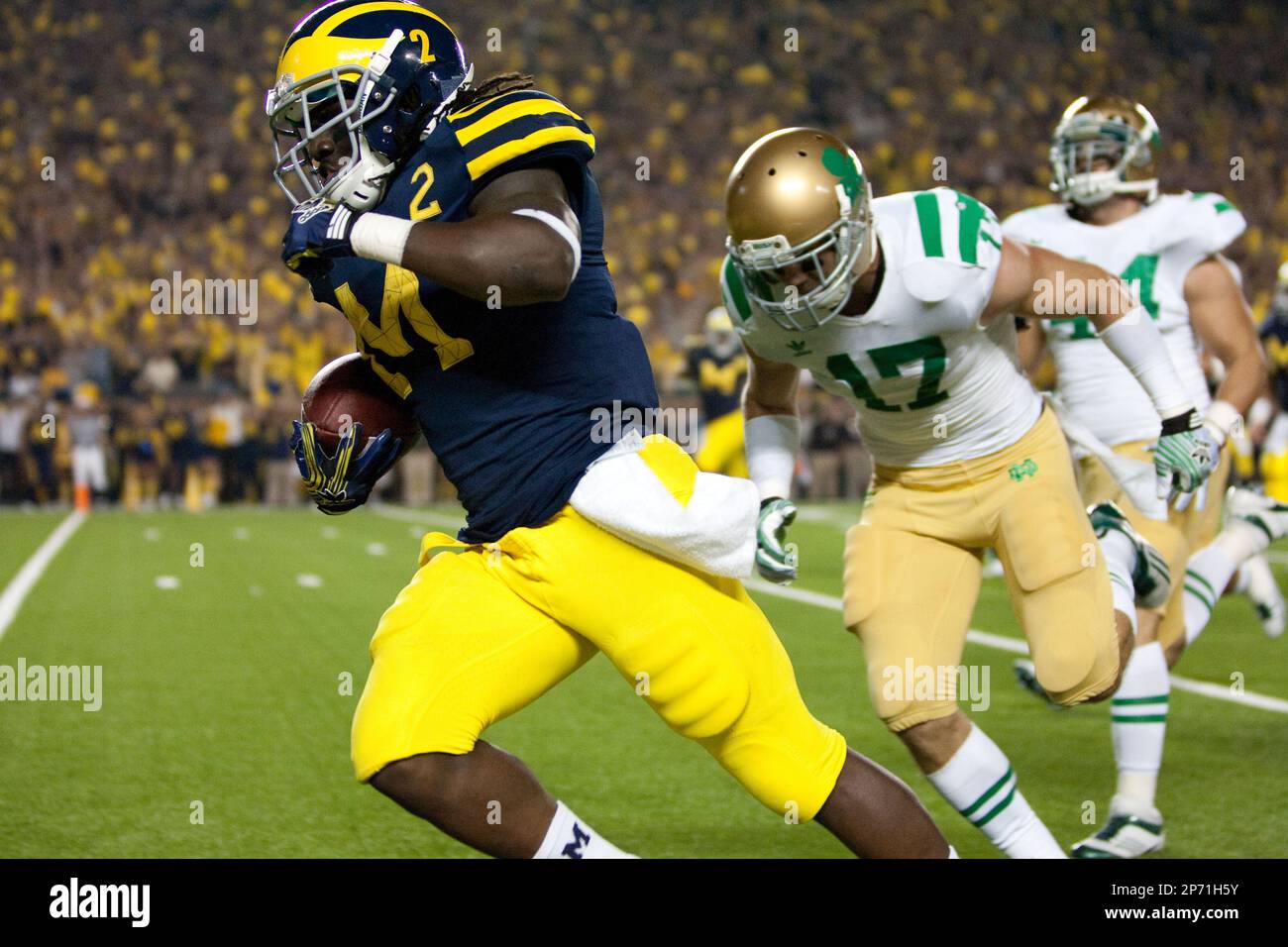 Michagan Wolverines running back Vincent Smith (2) runs for a touchdown ...
